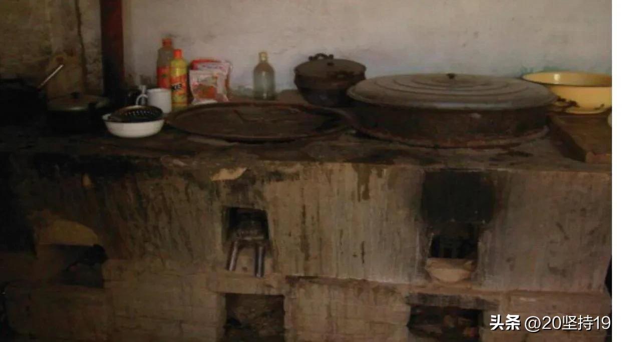 What is the meaning of the old saying "the poor look at the hall, the ...