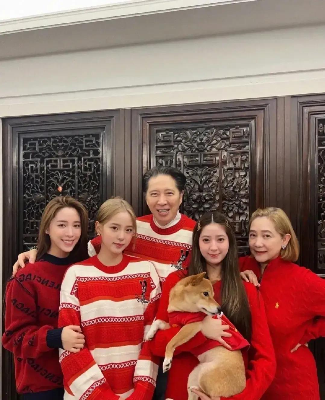 Ouyang Nana from the Performing Arts House, her father, mother, aunt ...