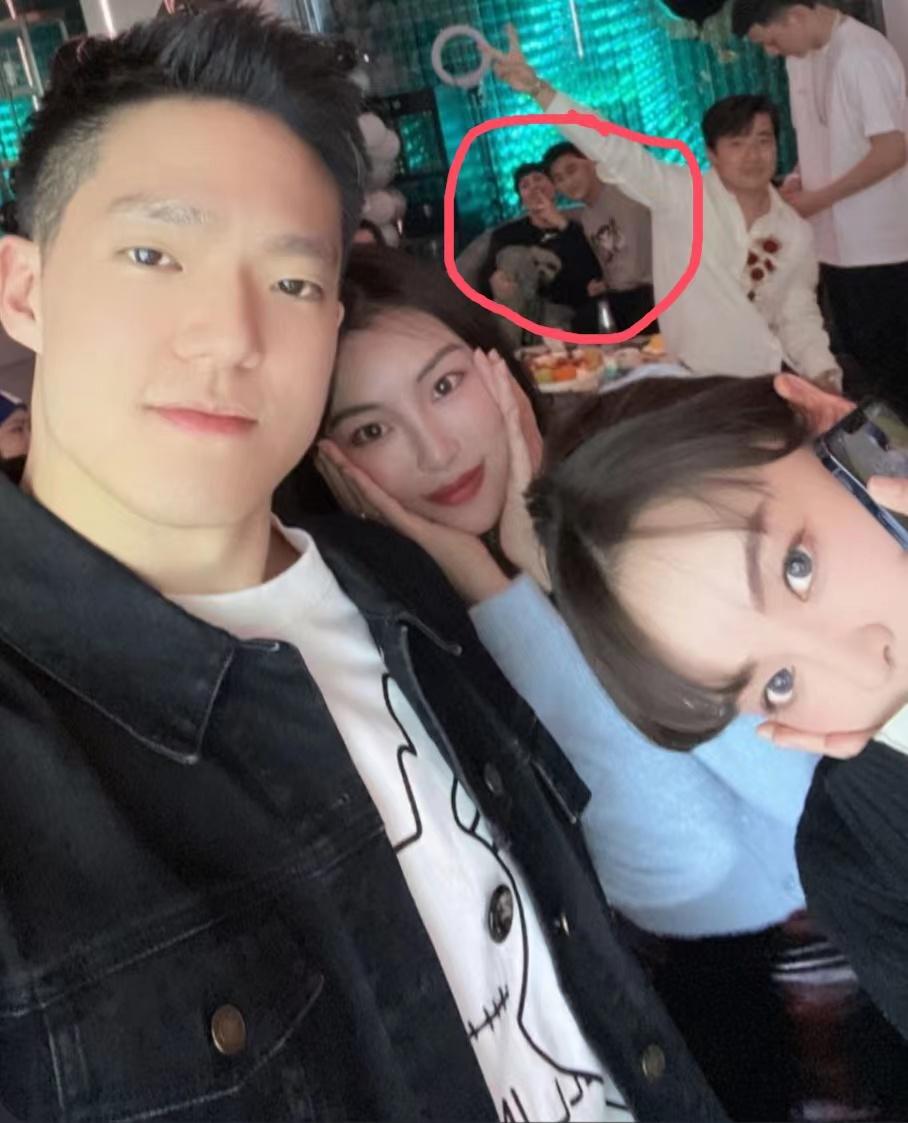 He Youjun appeared at his cousin's birthday banquet, and many beautiful ...