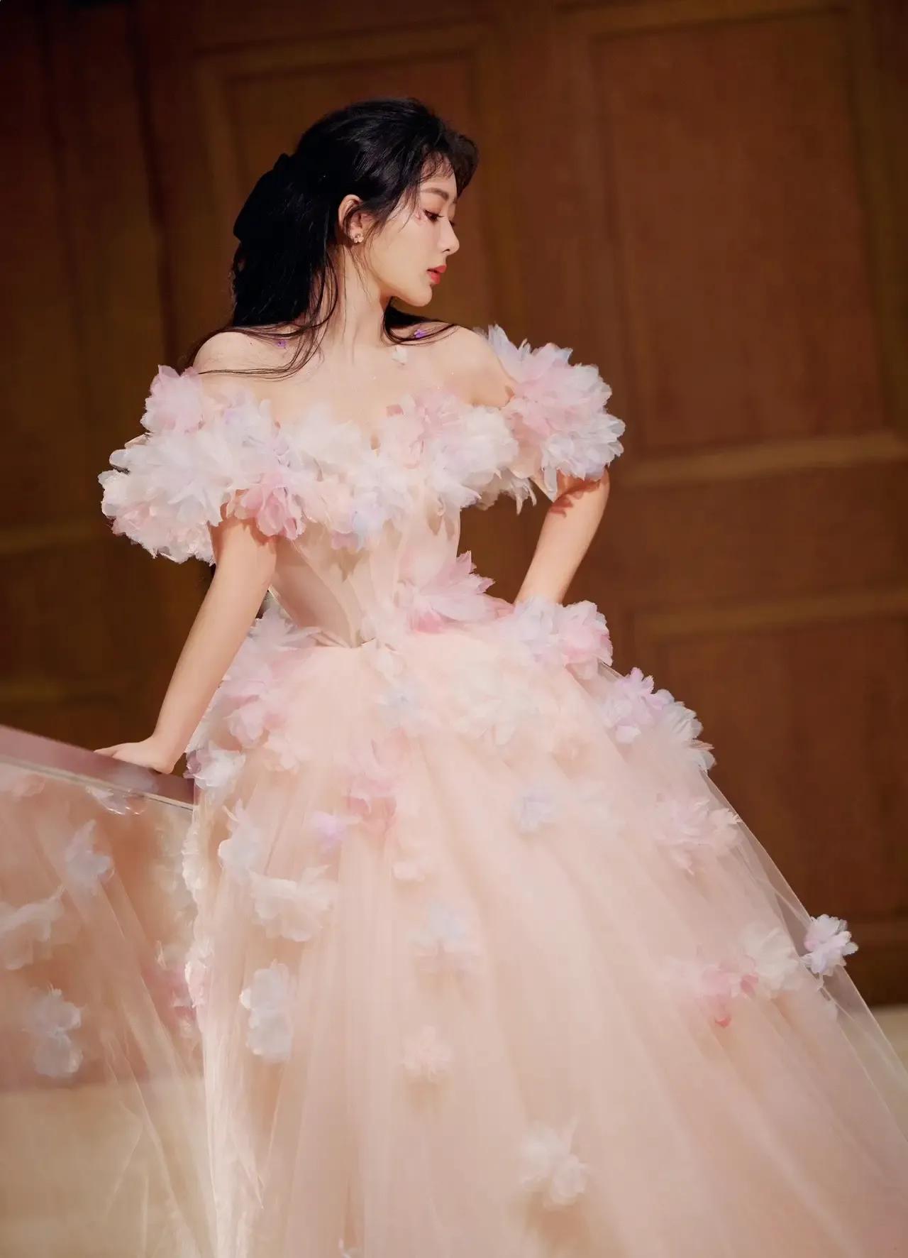 Yang Zi and Cheng Xiao's New Year's Eve party looks so beautiful - iNEWS