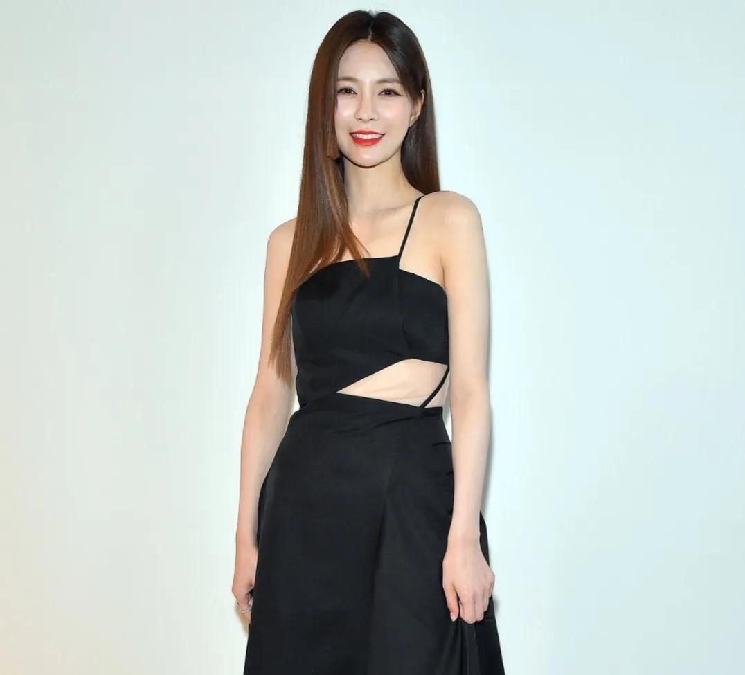 Paris Fashion Week, Liu Yu wrapped his face with flour, Michelle Yeoh ...