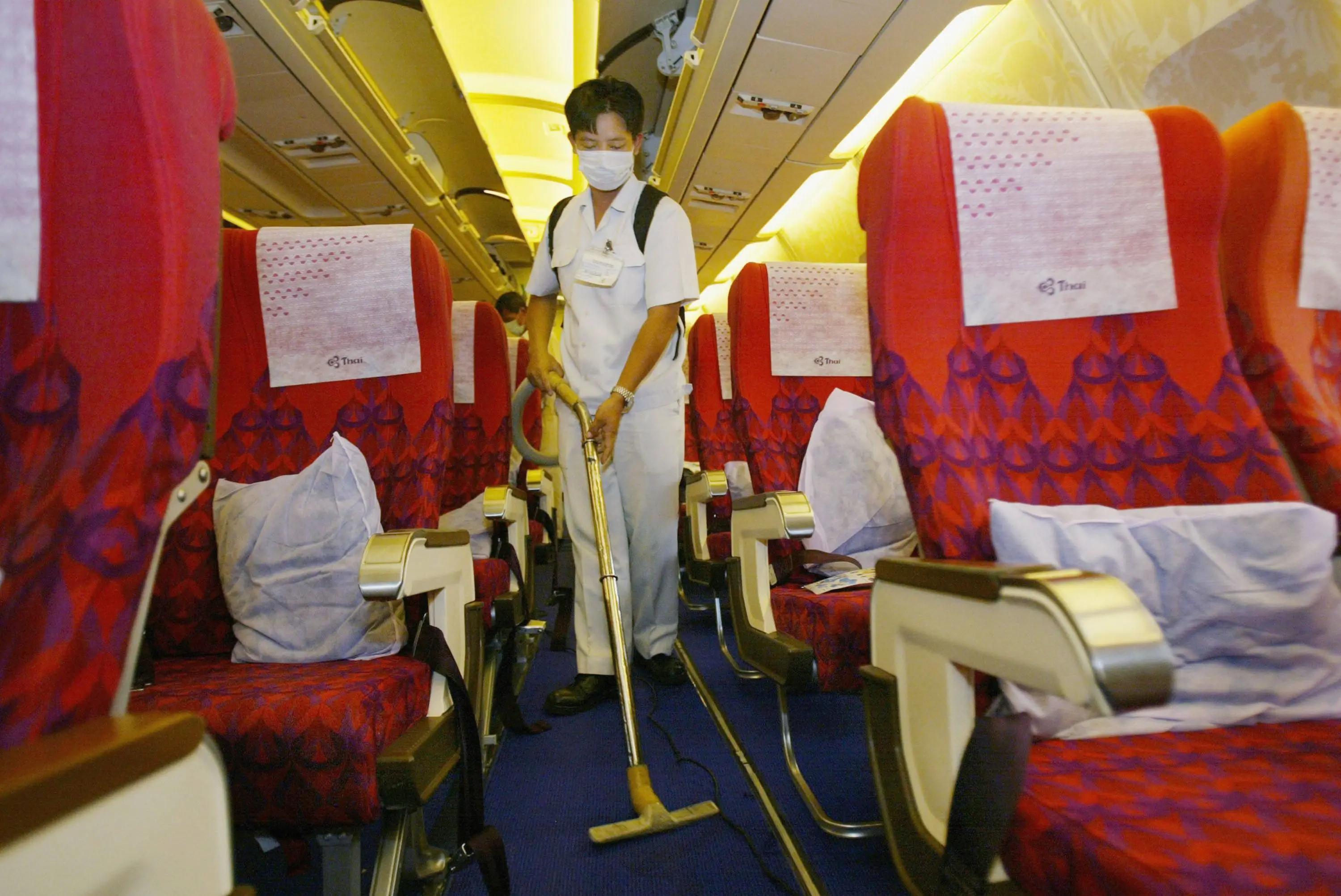 How is the aircraft cabin pressurized and how is it cleaned? - iNEWS