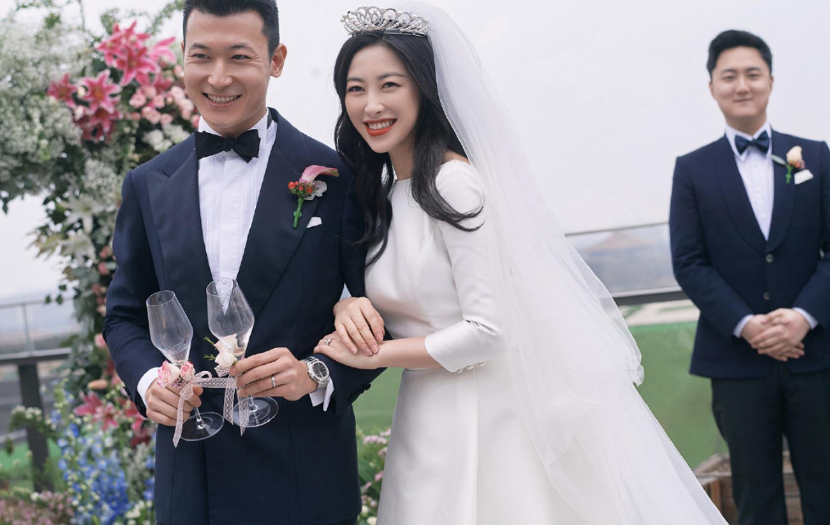 Zhu Zhu's husband shows the silhouette of the family portrait, holding ...