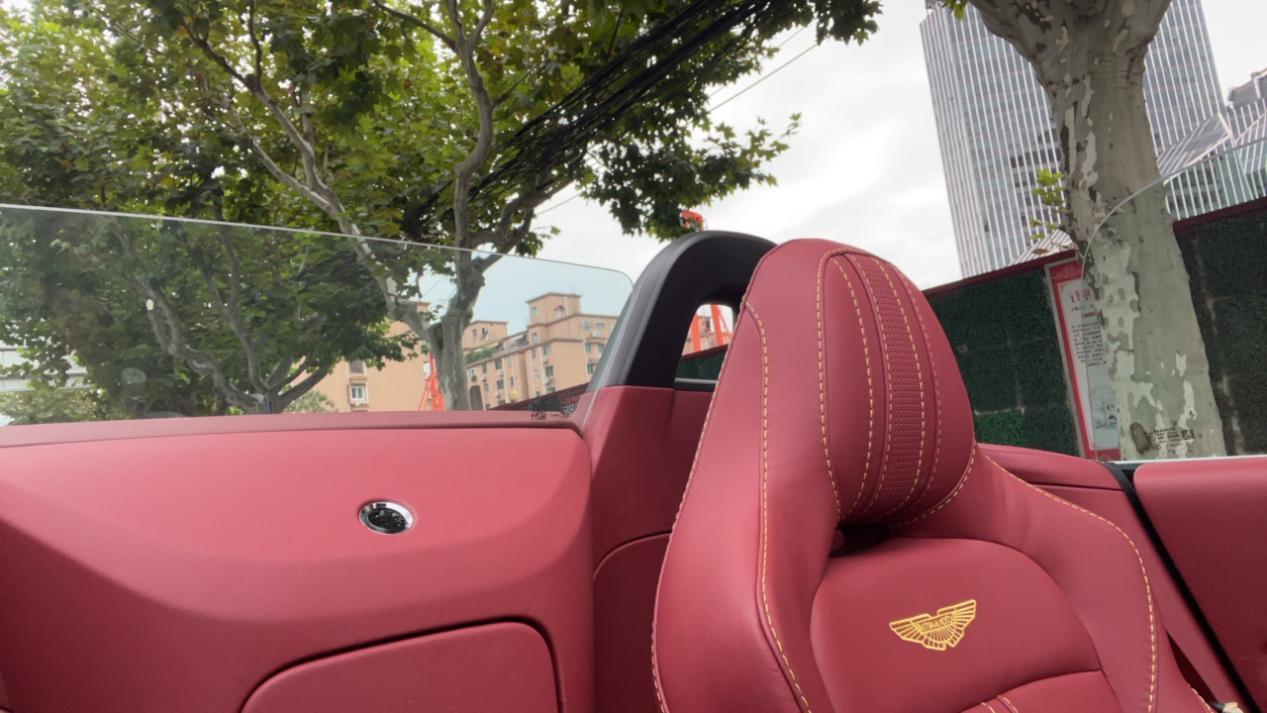 Encounter with Aston Martin V8 Vantage on the Bund in Shanghai - iNEWS