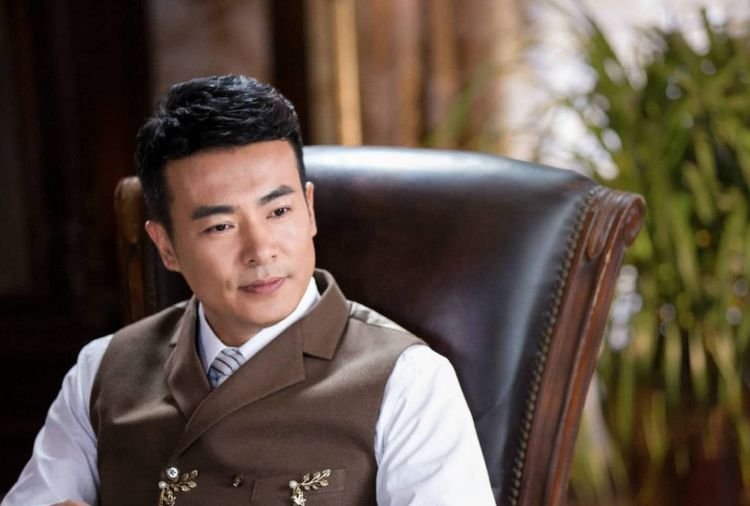 Costume male god Yu Bo, a powerful actor who knows how to do business ...
