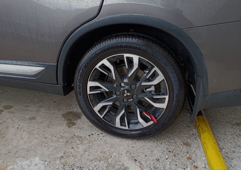 An autumn rain in September rides with Goodyear tires - iNEWS