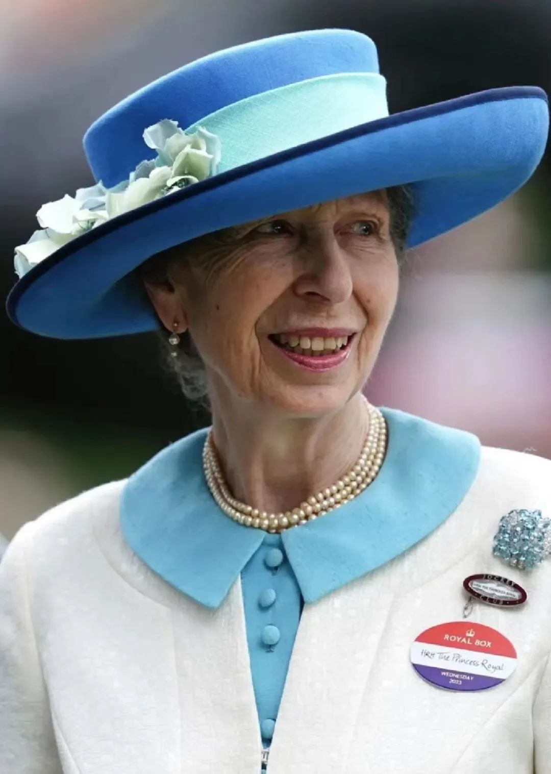 The real princess is wearing old clothes from 45 years ago, and I want ...