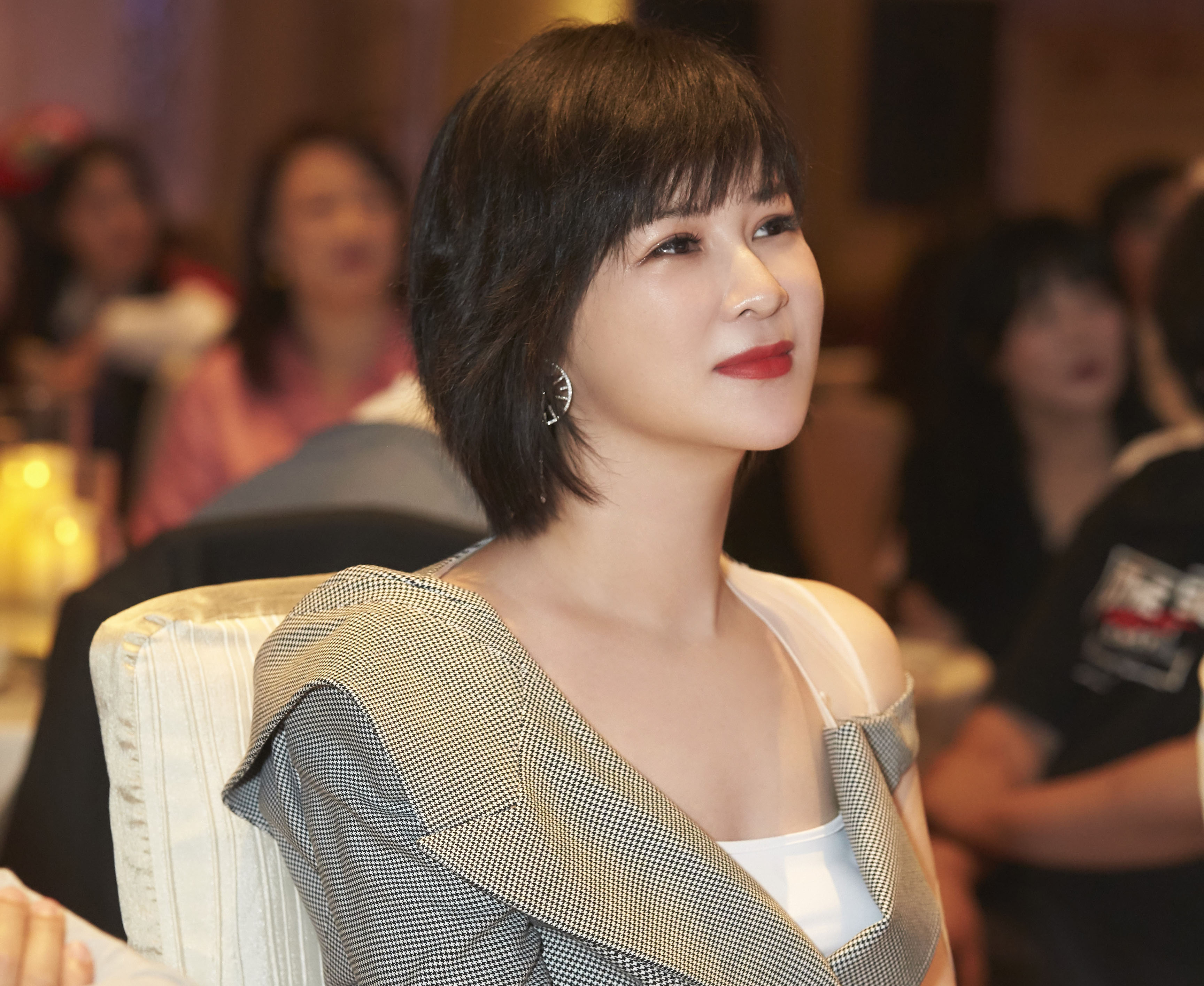 From a monthly salary of 3,000 to a worth of 2 billion, Du Hua, the ...