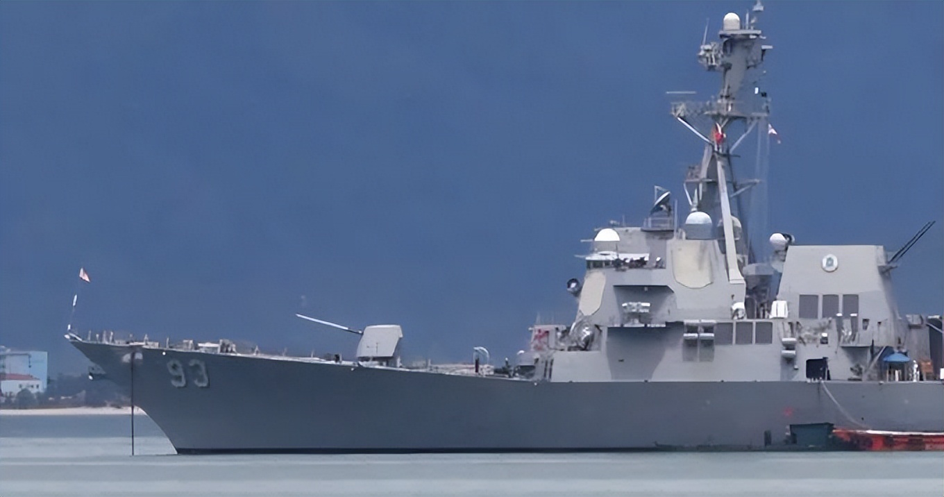 The warship passed by! The Chinese Navy destroyer 052 nearly collided ...