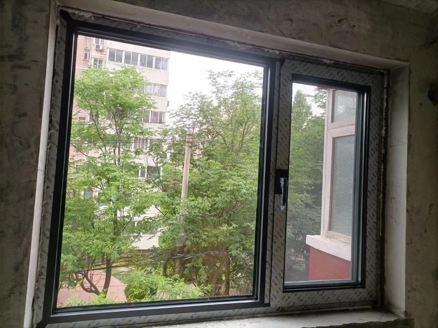 How to fix a broken window lock?What should I do if the window buckle ...