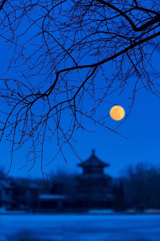 Poems: Love of Autumn Moon - iNEWS