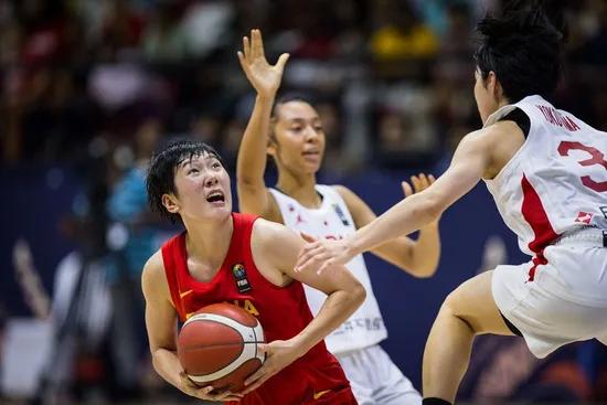 Meet on a narrow road!Tonight, the Chinese women's basketball team ...