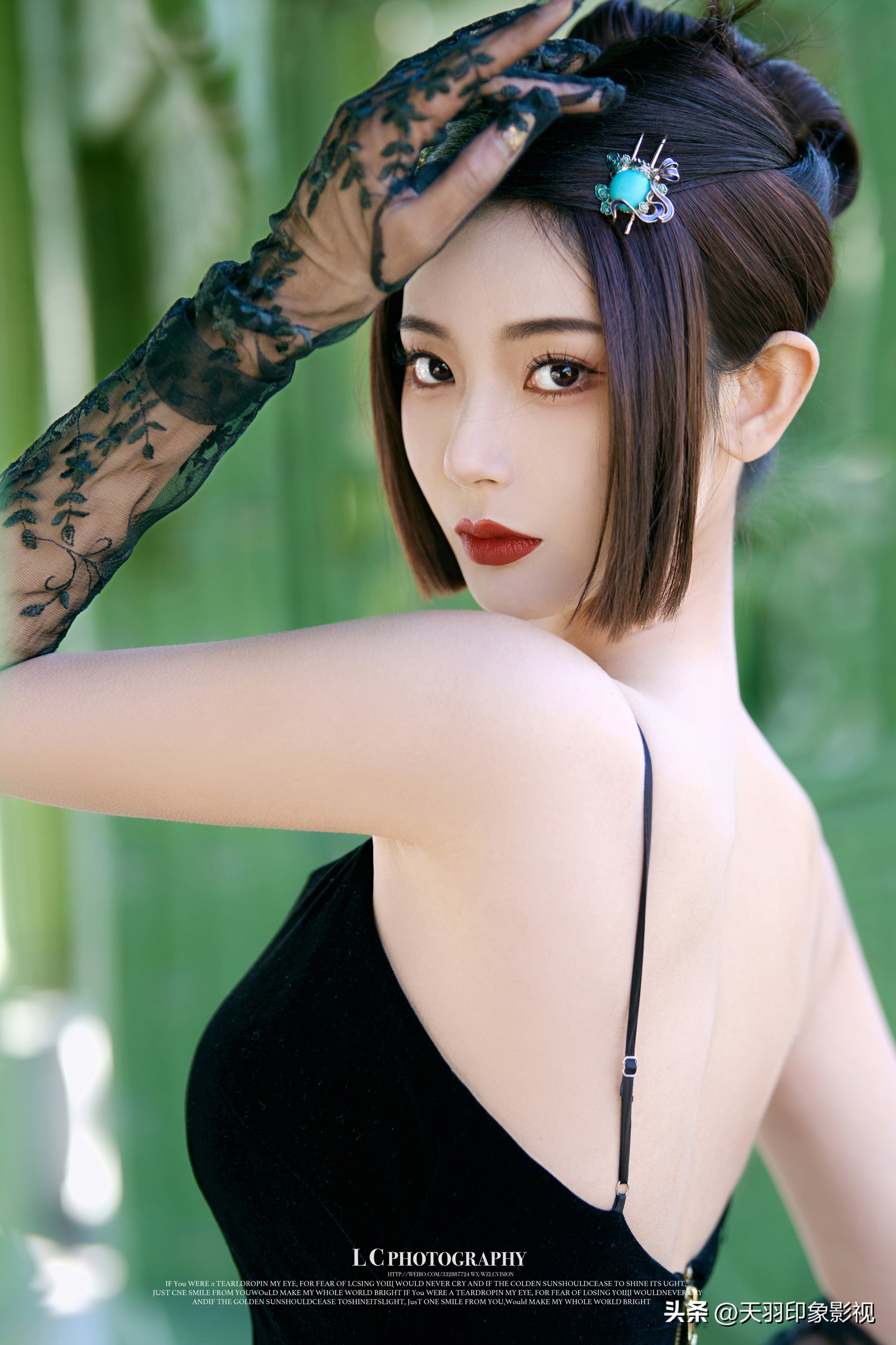 Long-legged beauty model Wang Xingchen wore a long black dress, showing the coolness of a ...