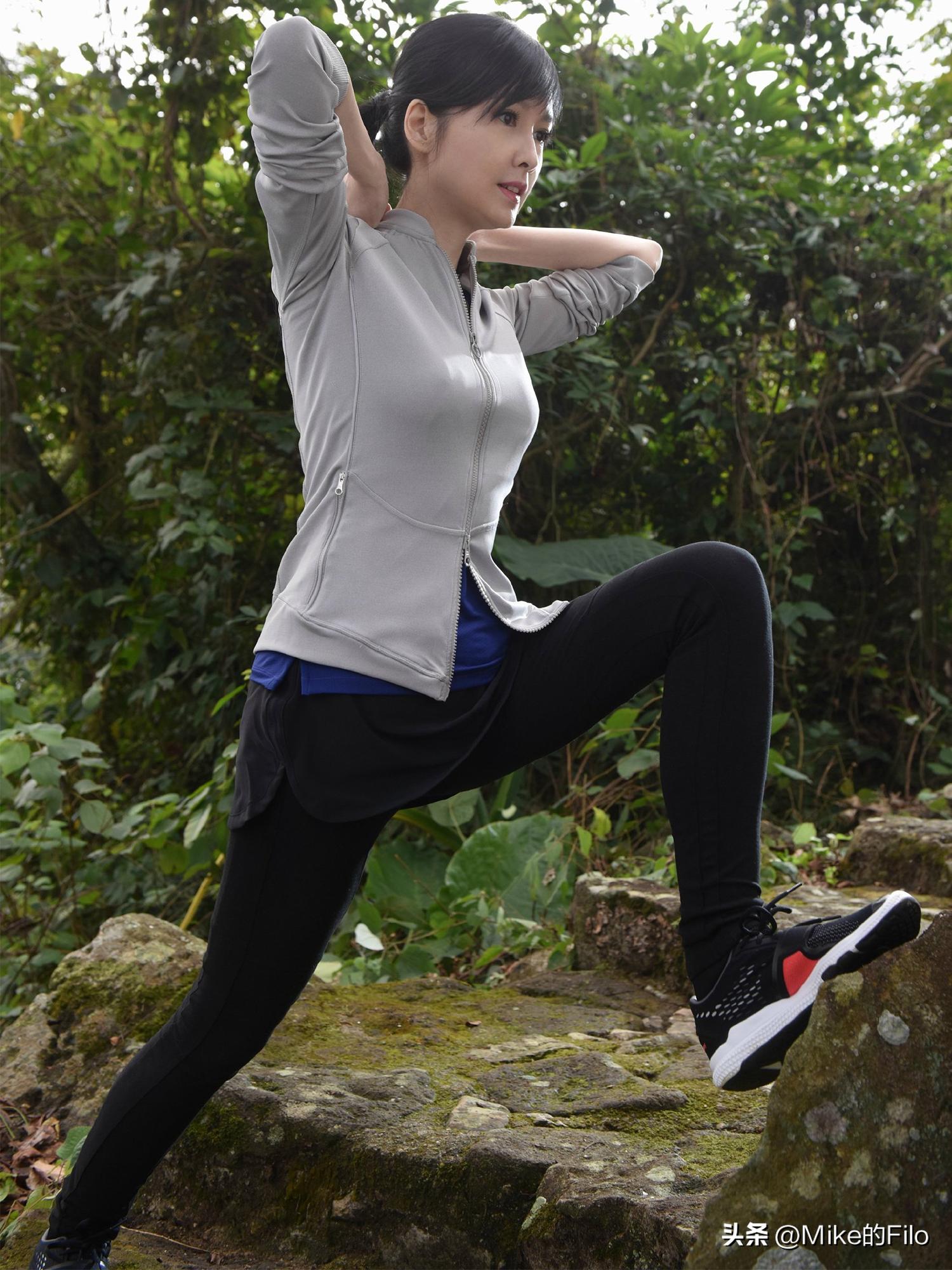 Zhou Huimin's legs and arms are thin, long and white, and her facial ...