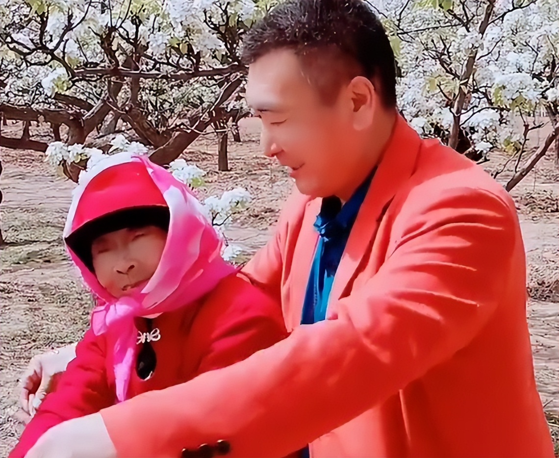 Li Yucheng dragged 86-year-old Ma Yuqin to dance, and nearly dragged ...