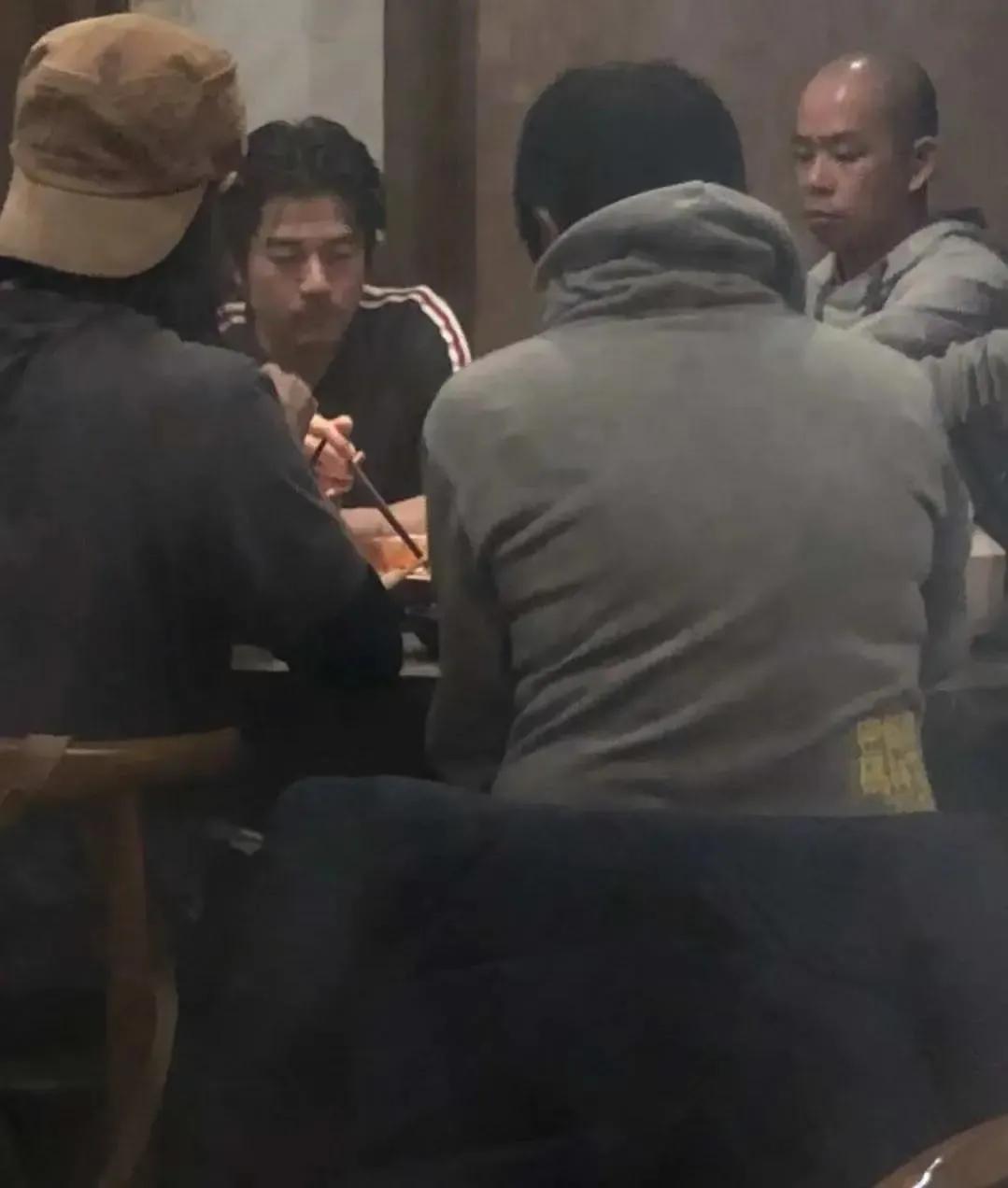 Meet Aaron Kwok and eat hot pot!At 56 years old, he is still handsome ...
