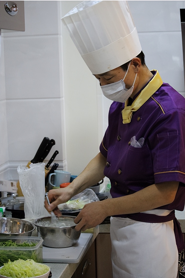 The rise of catering O2O platforms such as one kitchen under the mobile ...