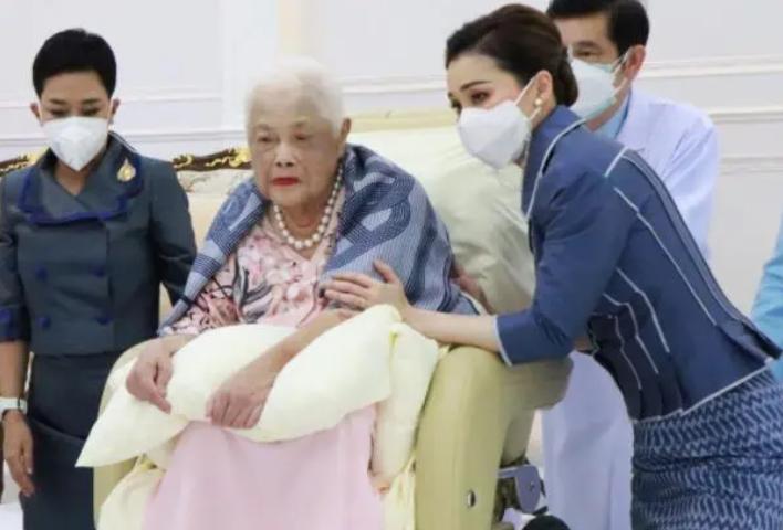 Sutida is a virtuous and good daughter-in-law, helping Maha to wipe away sweat, kneeling down to ...