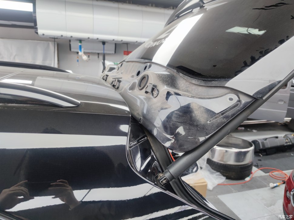 The new Porsche Cayenne is equipped with the original turbo electric ...