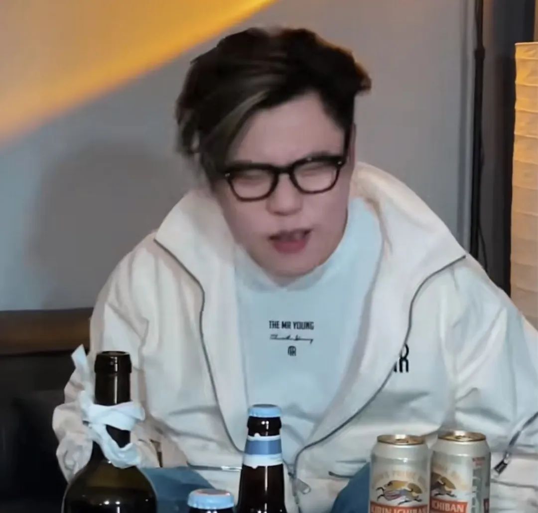 A recent photo of the champion of "The Voice" shows that Li Qi has a ...