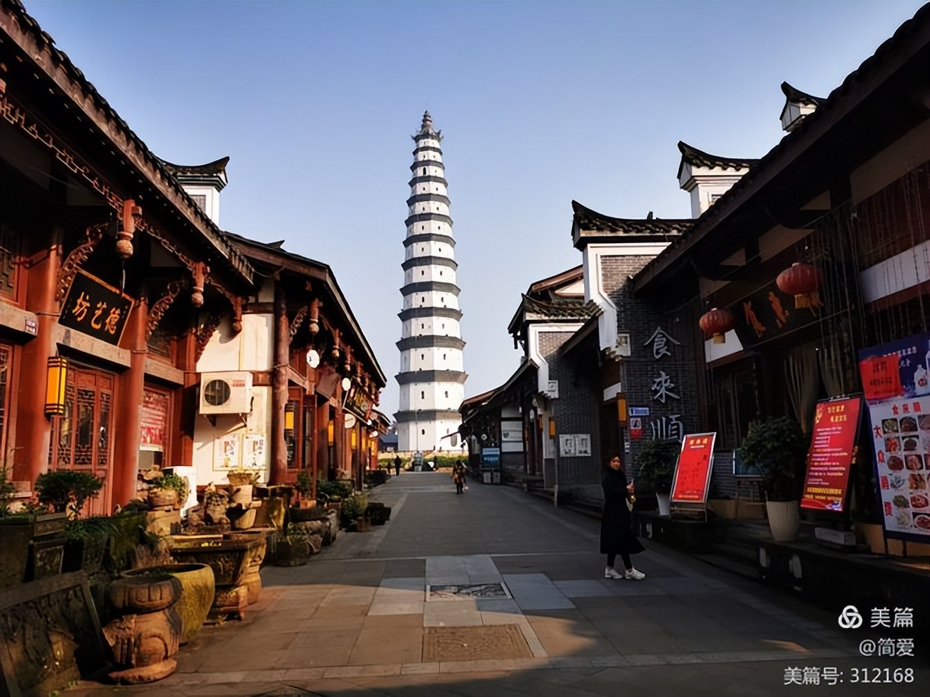 Wenfeng Ancient Street, the third tourist attraction in Hechuan, was ...
