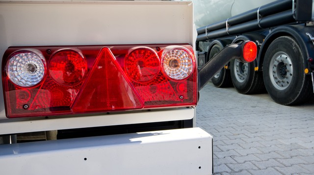 Why do some cars only have one reversing light on? - iNEWS