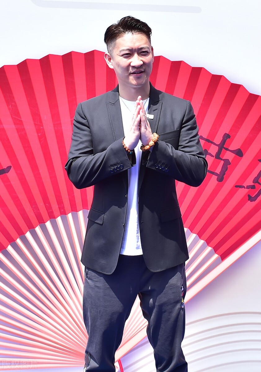 Cao Yunjin attended the cross talk Jianghu event, playing with walnut ...