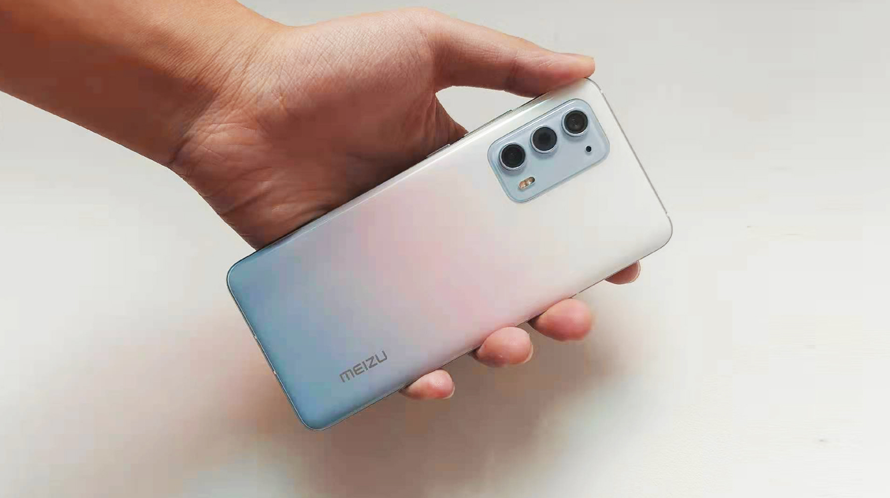 In the era of the center punch screen, this small and fresh mobile ...