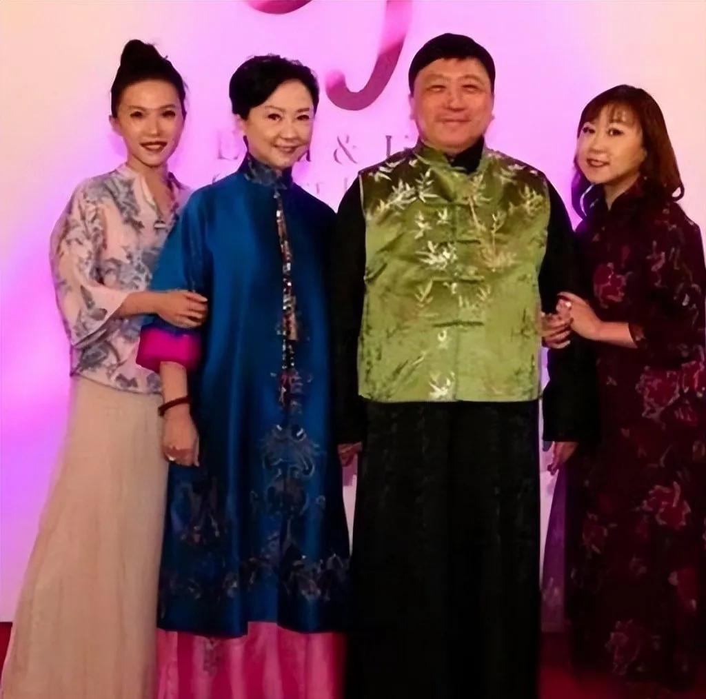 Wang Jing and his family were exposed, his wife is dignified and ...