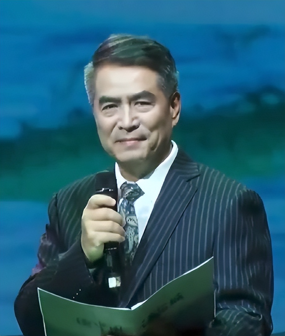 He Qing's third-married husband is familiar with him! Looks so elegant and artist-like, more ...