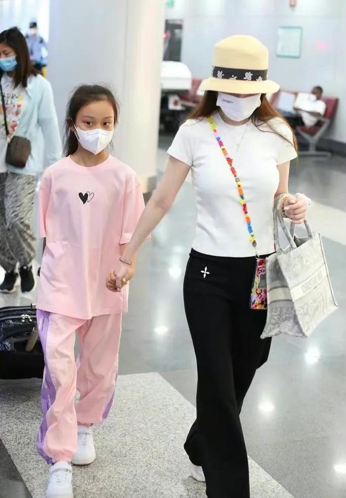 Li Xiaolu and Tianxin were photographed at the airport - iNEWS