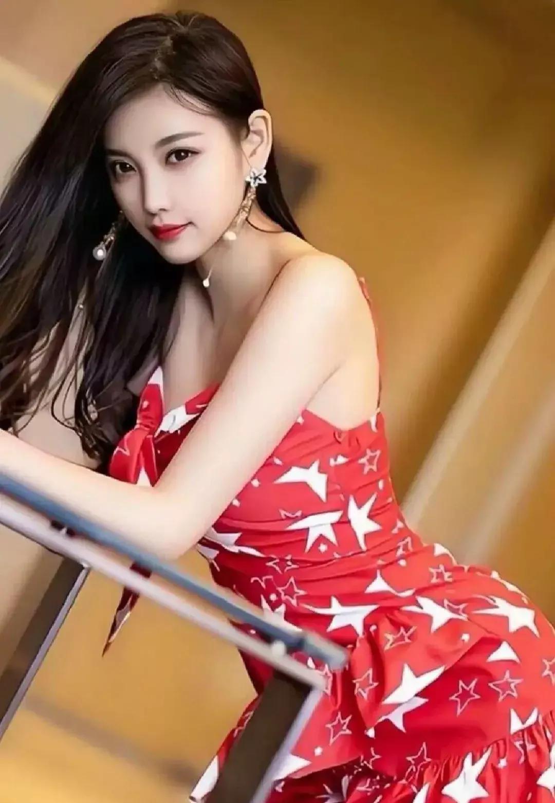 Charming model Yang Chenchen - iNEWS