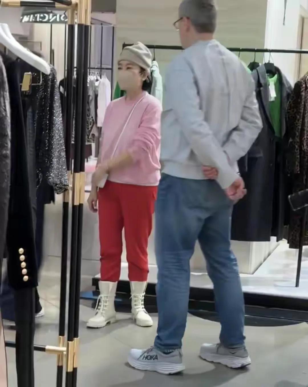 Brigitte Lin appeared shopping in France, 68 years old with an old look ...