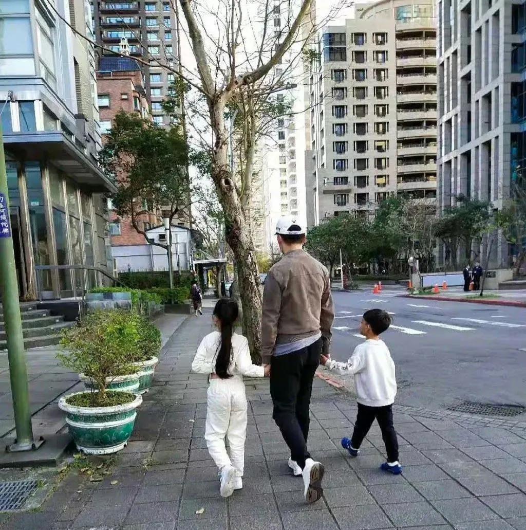 A recent photo of 9-year-old Xiao Yueer was exposed, and her height was ...