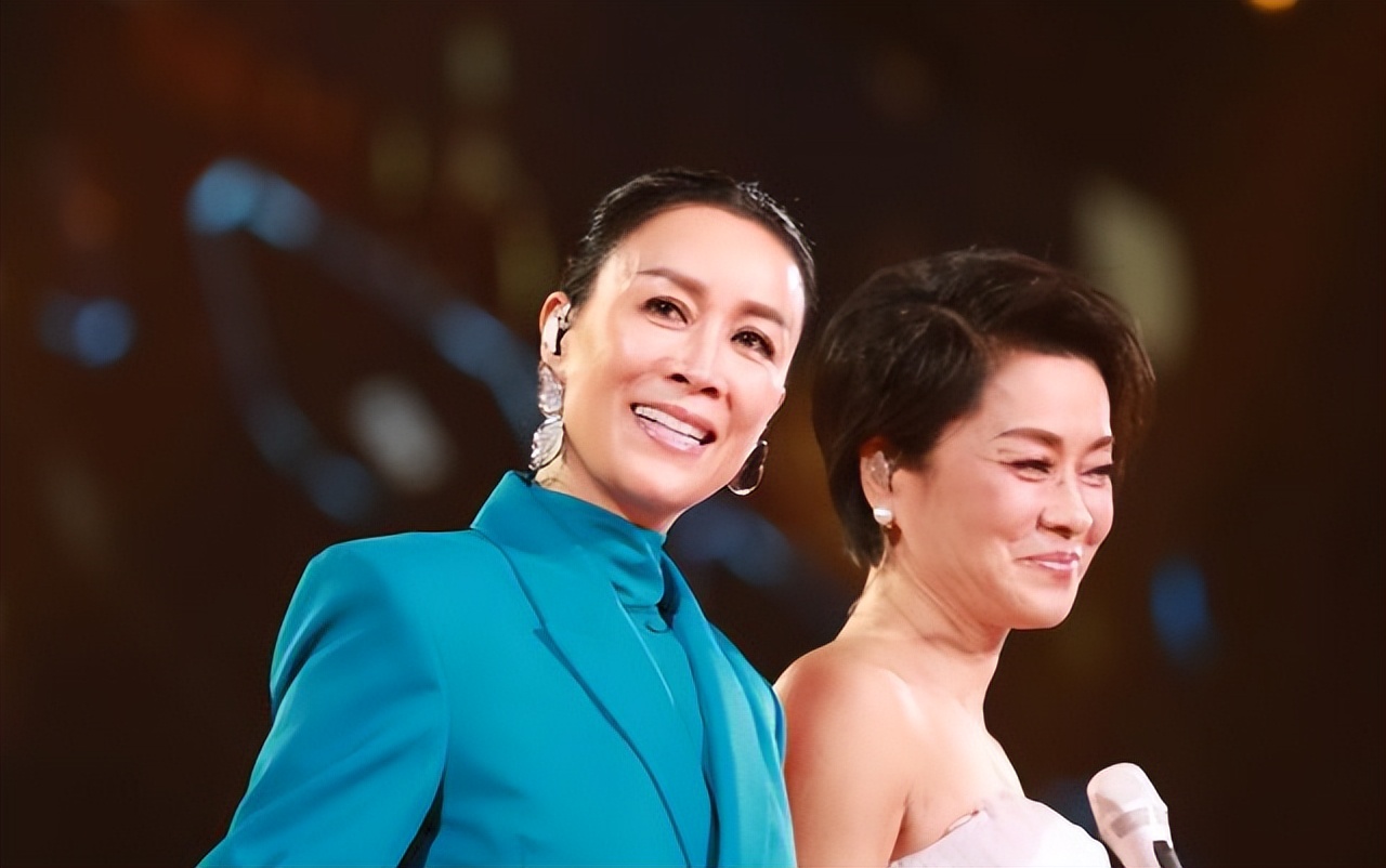 60-year-old Mao Amin and 55-year-old Na Ying sing on the same stage ...