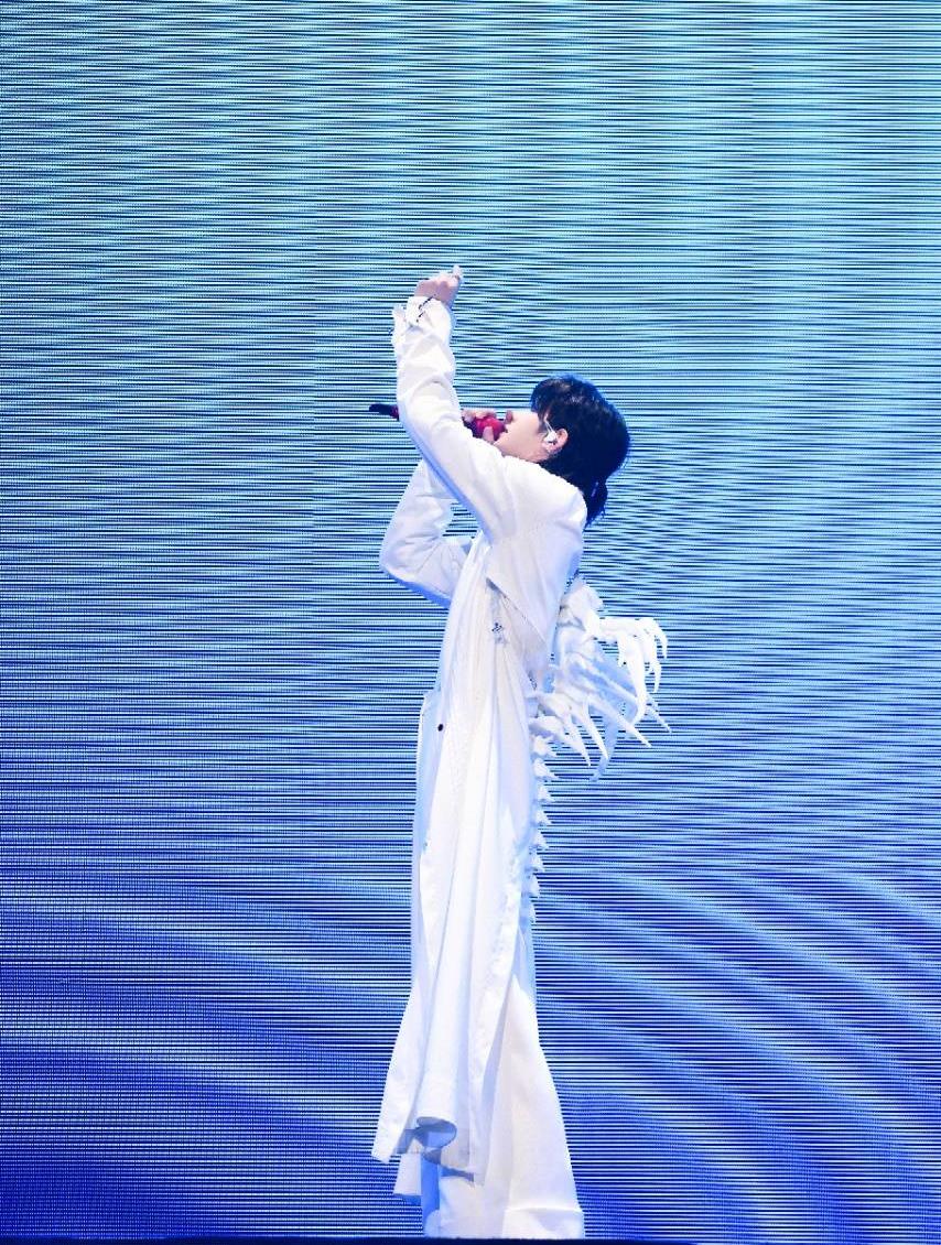 Huang Minghao's solo concert in Changsha started with a shocking new song and set off a dazzling ...