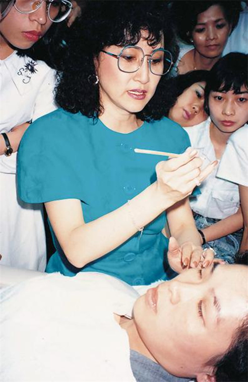 Zheng Mingming, the founder of China's modern beauty, witnesses the glory of China's beauty ...