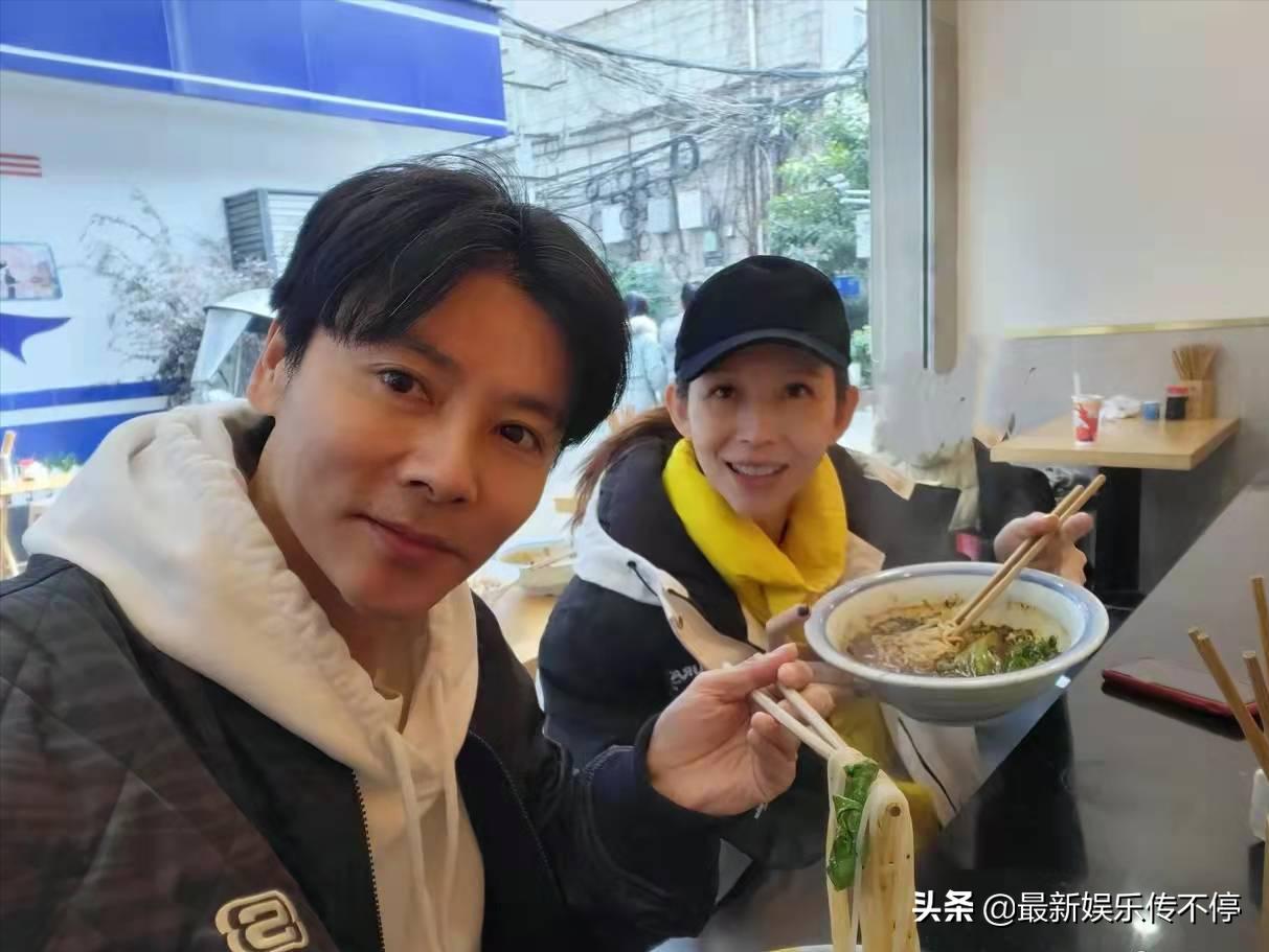 Cai Shaofen and Zhang Jin eat roadside stalls in Chengdu: Fanta and ...