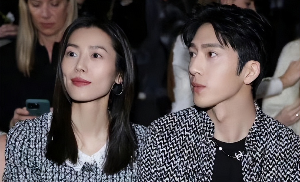 Shura field! Jing Boran and Bai Baihe hugged each other at the show ...