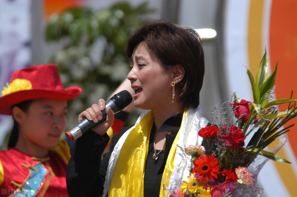 Li Lingyu started a live broadcast, and sang to netizens who swiped a ...