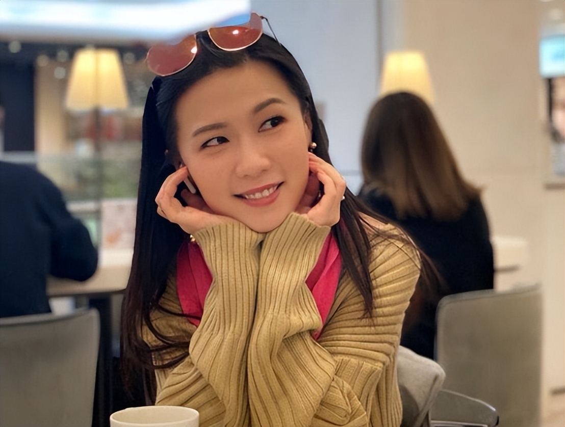 Wang Jing loves her daughter in hot girl outfit, her waist is too thin and her trousers are ...