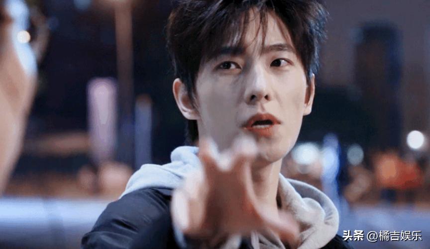 Yang Yang parachuted into Chaochao to interact with fans, and posted ...