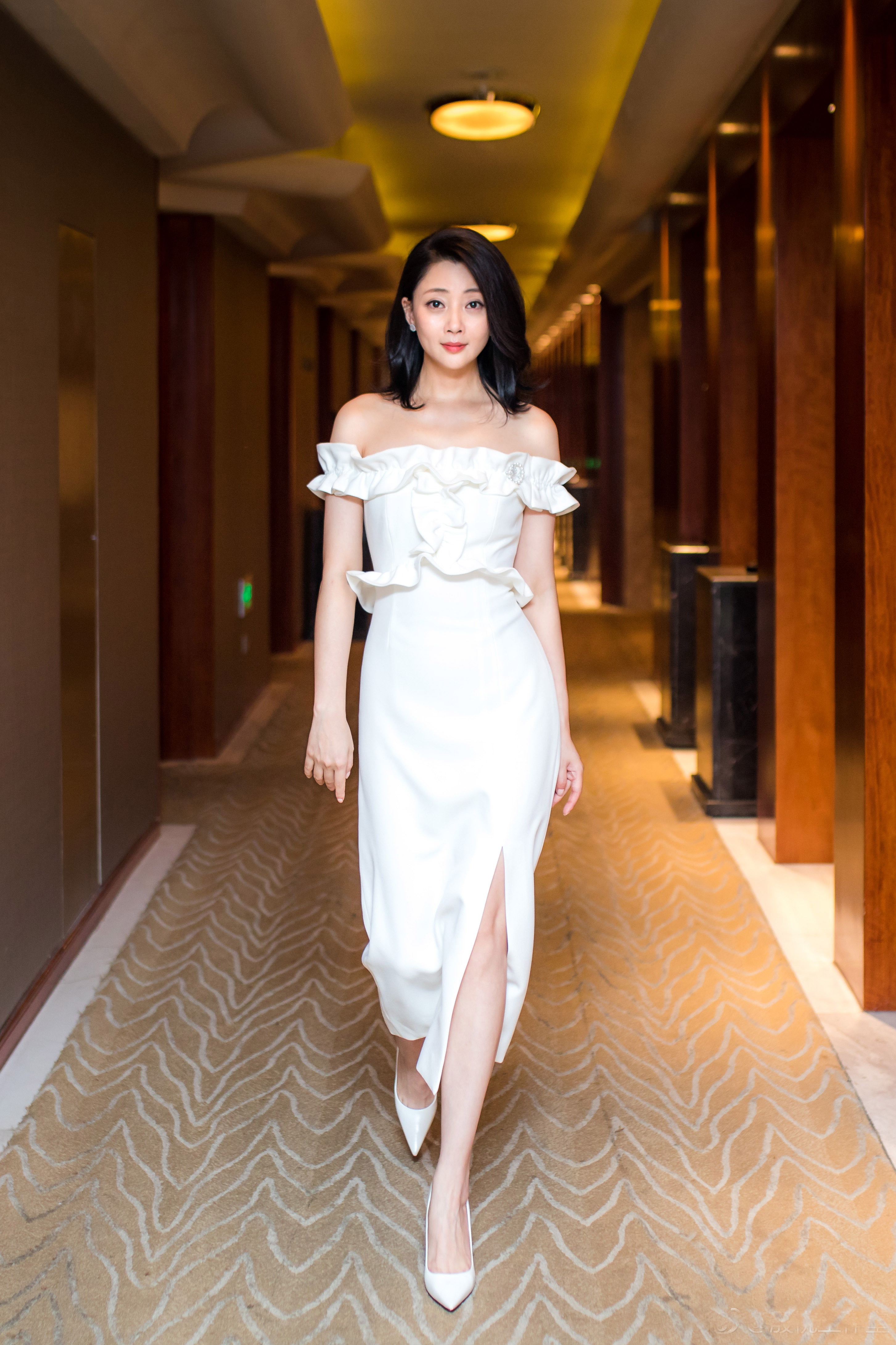 Top ten beauties with dimples in China's entertainment industry - iNEWS