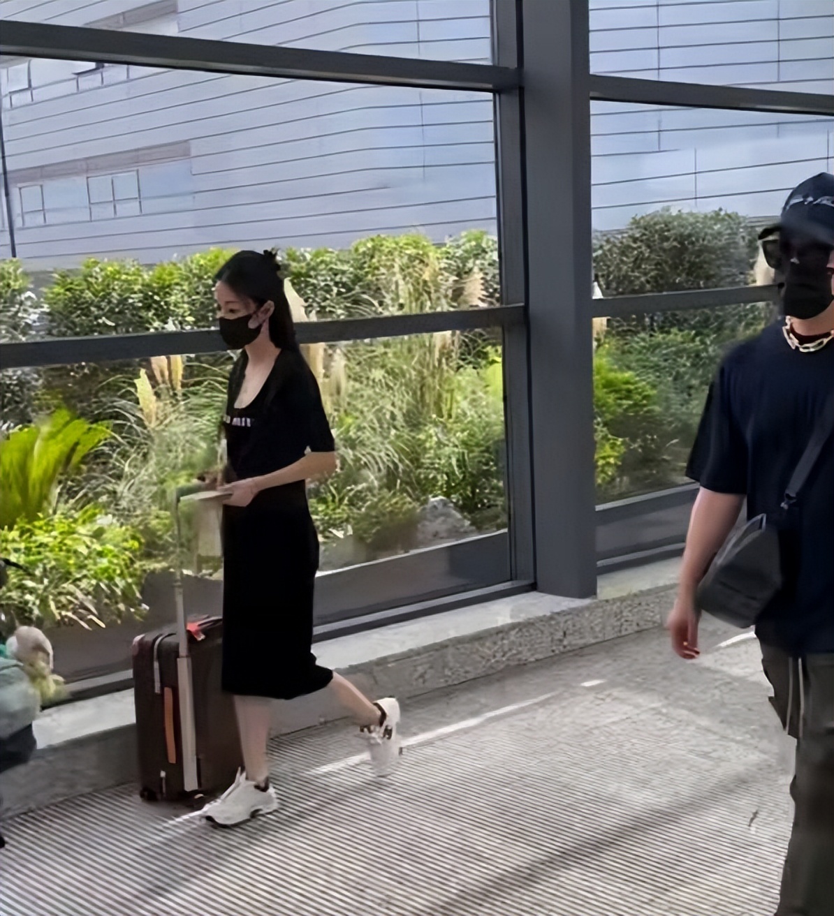 Wilber Pan and Xuanyun appeared at the airport, Xuanyun pushed the ...