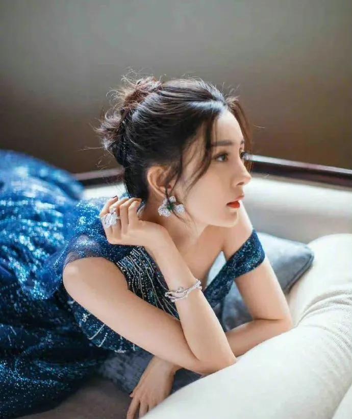 Blue star fairy dress, like a mermaid princess!Yang Mi, so beautiful ...
