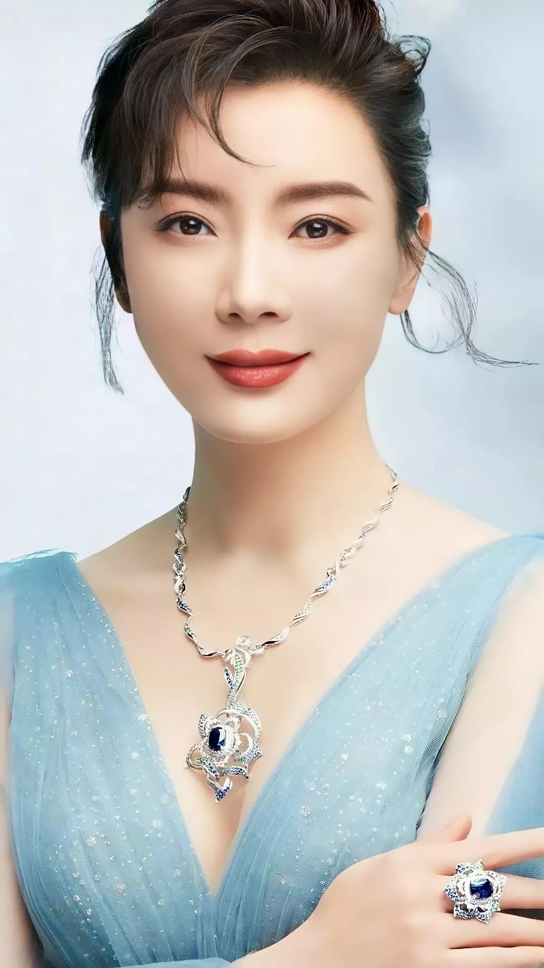 Chen Shu's temperament is refined and charming - iNEWS