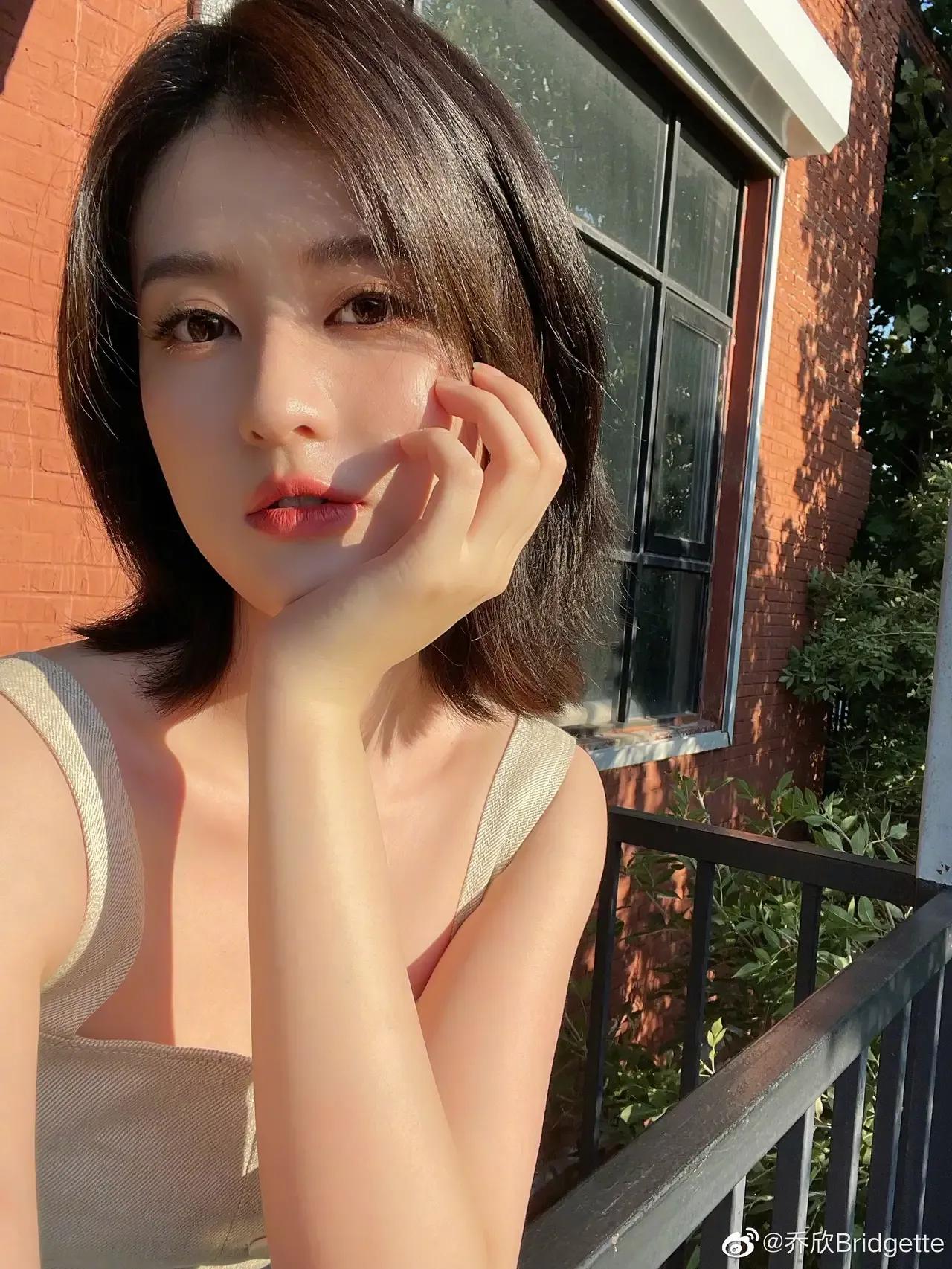 The sun is shining and the autumn is refreshing, the little cute Qiao ...