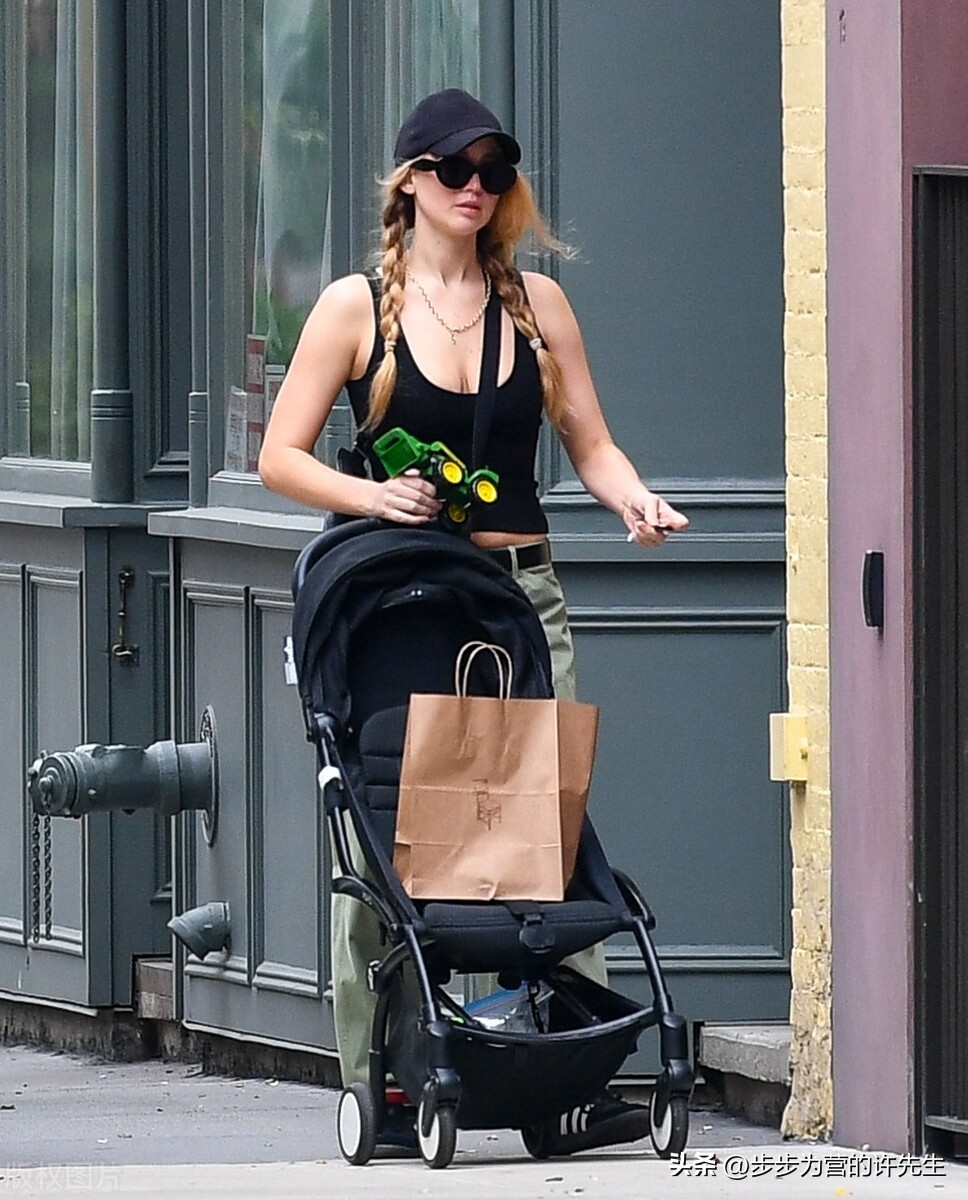 Jennifer Lawrence appeared on the streets of New York in a black vest ...