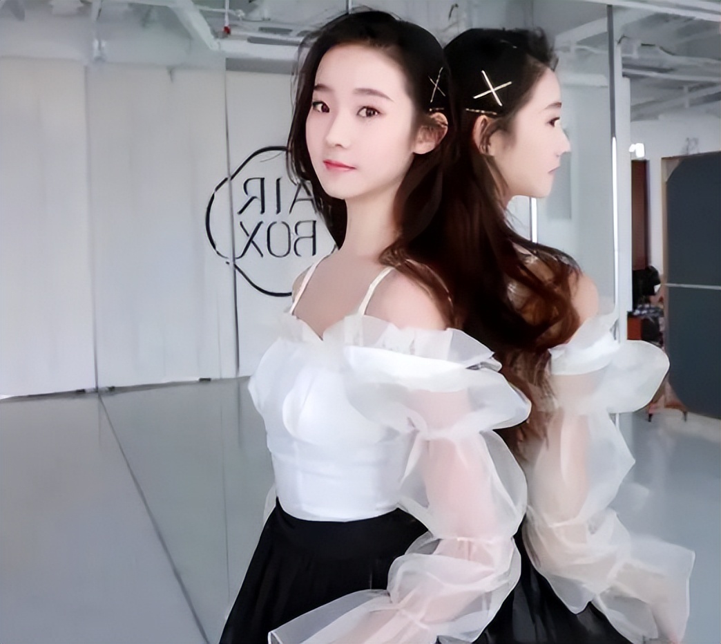 Huang Jue dangled Zhang Yifan's hand, being ridiculed for being greasy and without a sense of ...