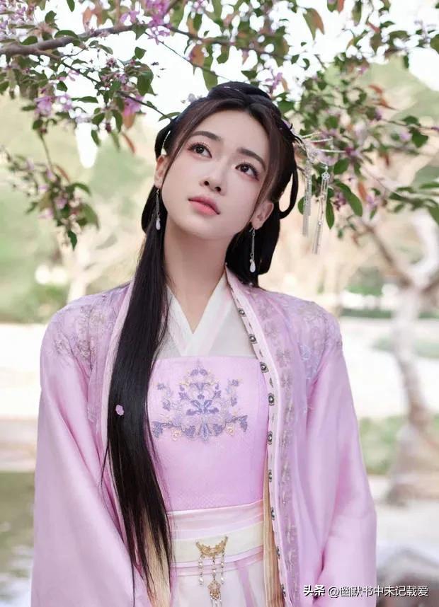 Wu Jinyan dressed in pink ancient clothes, elegant and fresh, hand ...